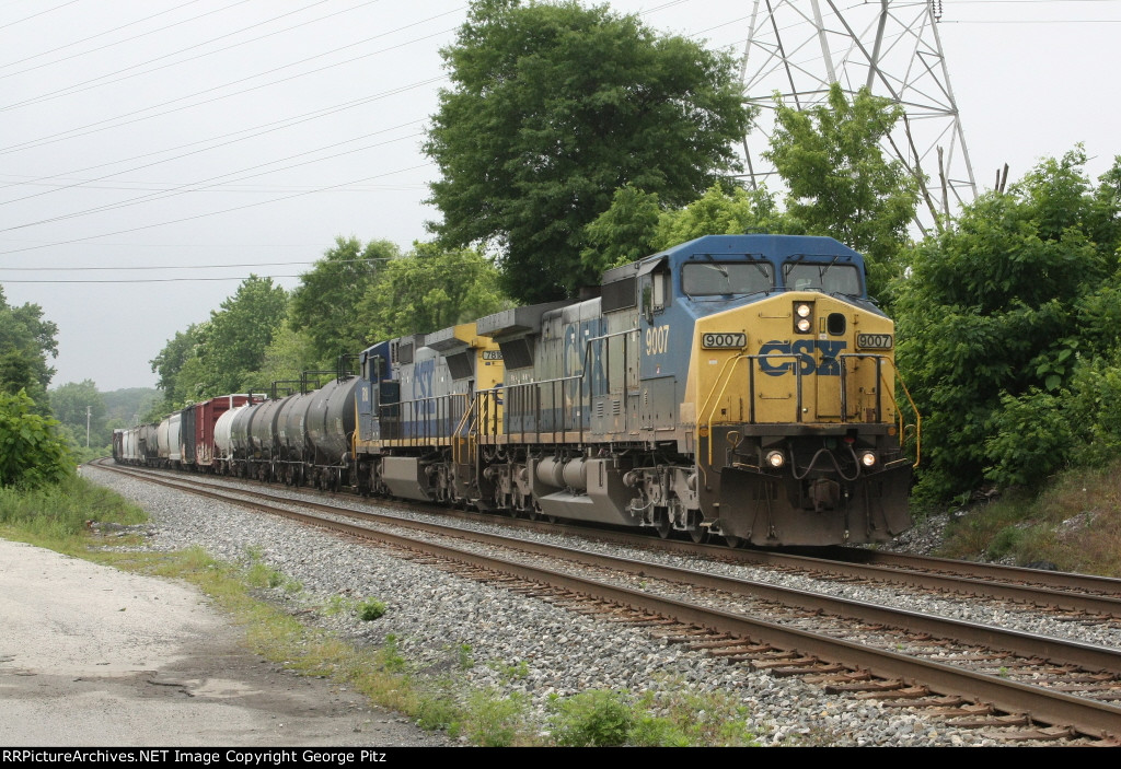 CSX 9007 and train Q370